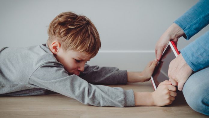 Effects of Too Much Screen Time For Kids and Ways to Limit It